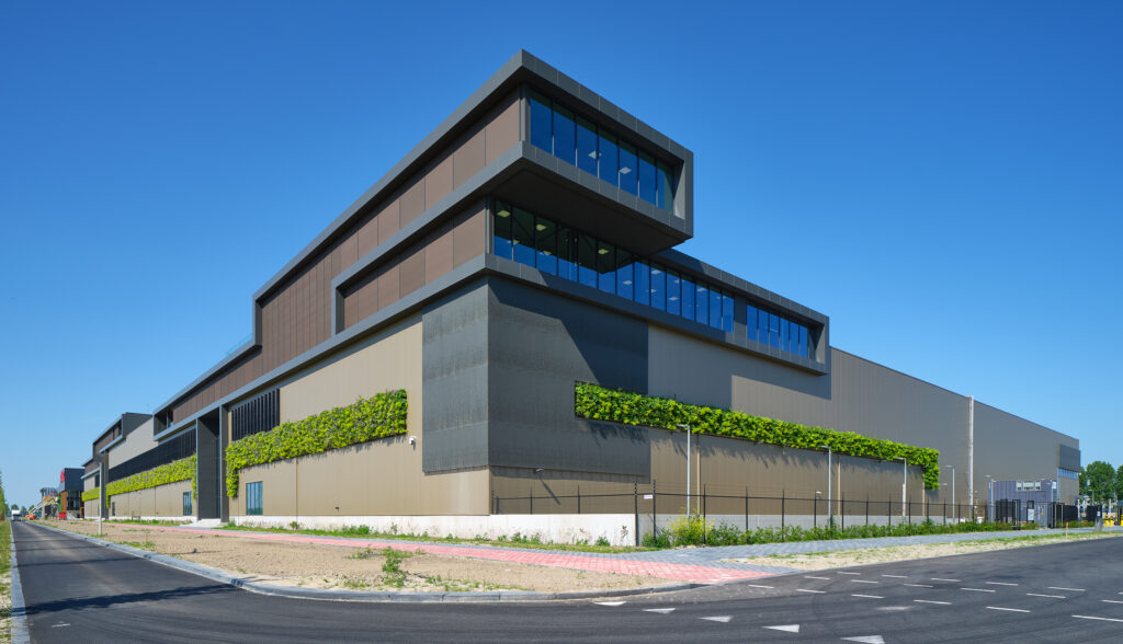 Voldoen aan de brandeis maar toch uw eigen unieke gevel met een Carrier sandwichpaneel ...